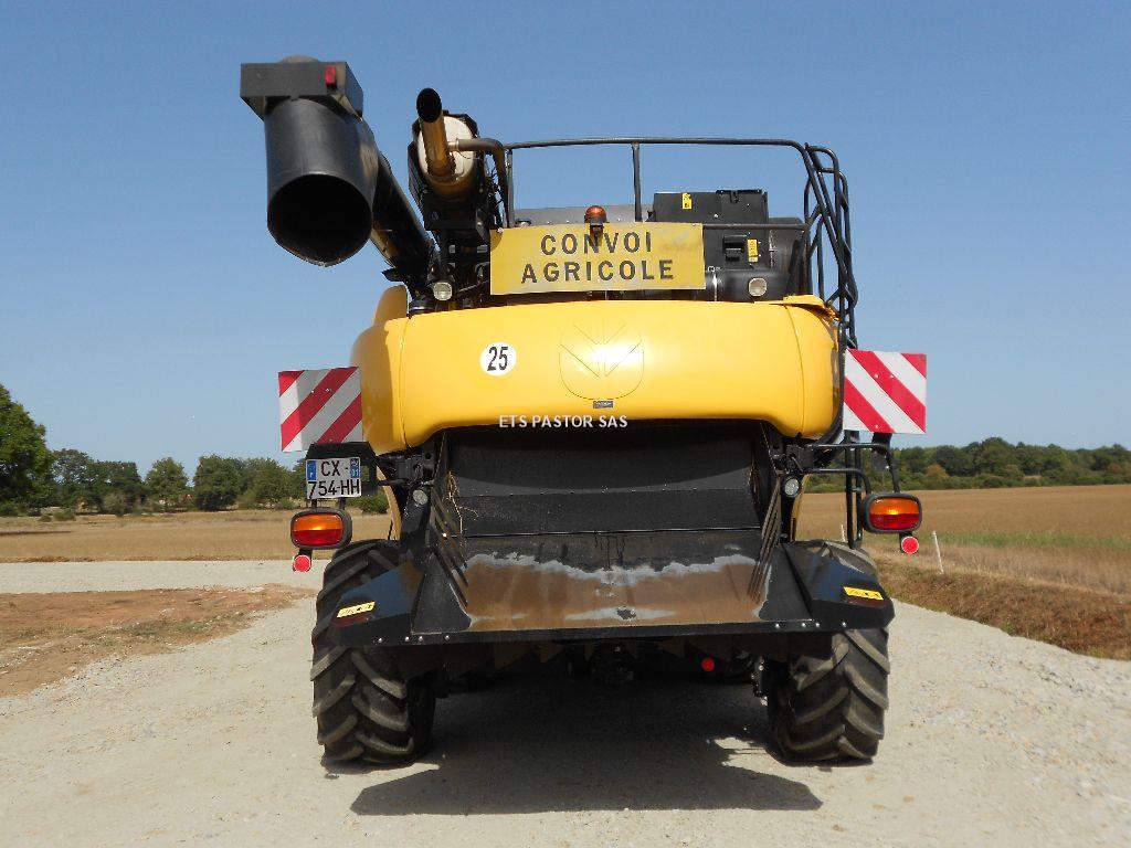 NEW HOLLAND CR9070 d'occasion - Moissonneuse-batteuse - 2013