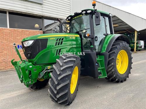 Le plus puissant des John Deere 5M en action dans une ferme d'élevage